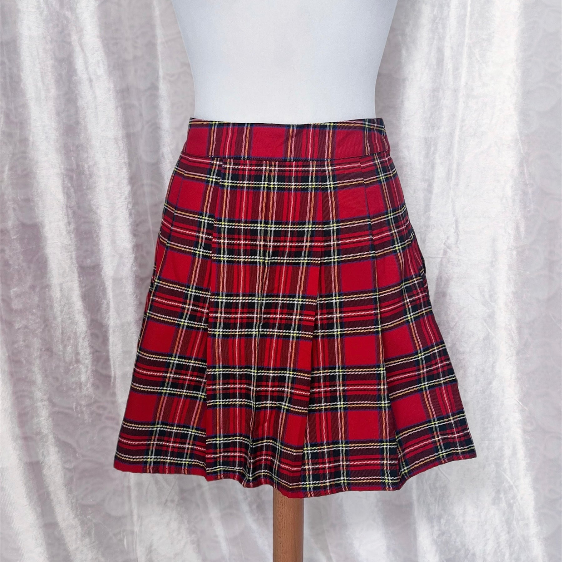 Iconic plaid red skirt ️ – Raccollectors